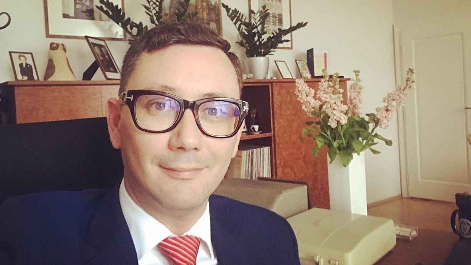 GLOSA: Vykoupení Jiřího Ovčáčka. Nejhorší mluvčí historie se marně ...