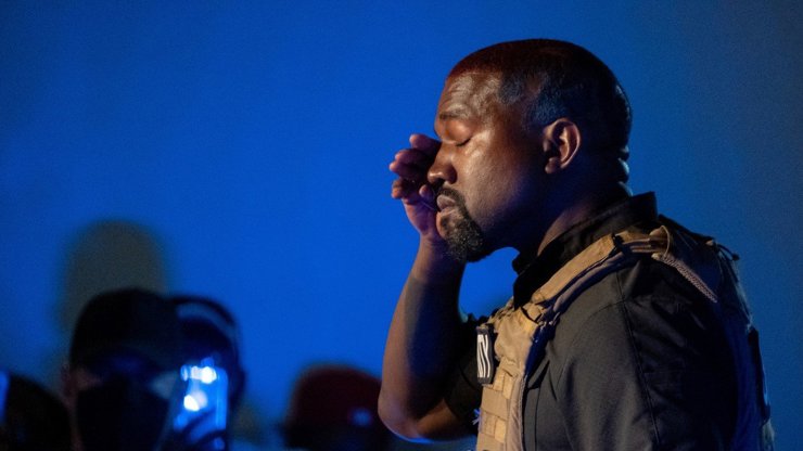 Galerie: Kanye West si nechal vytrhat zuby. Místo nich má titanovou ...