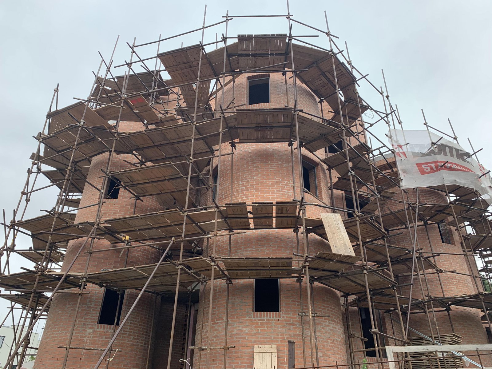 Galerie: Rozhazovačný Tomio Okamura: Do Takešiho hradu si nechal ...