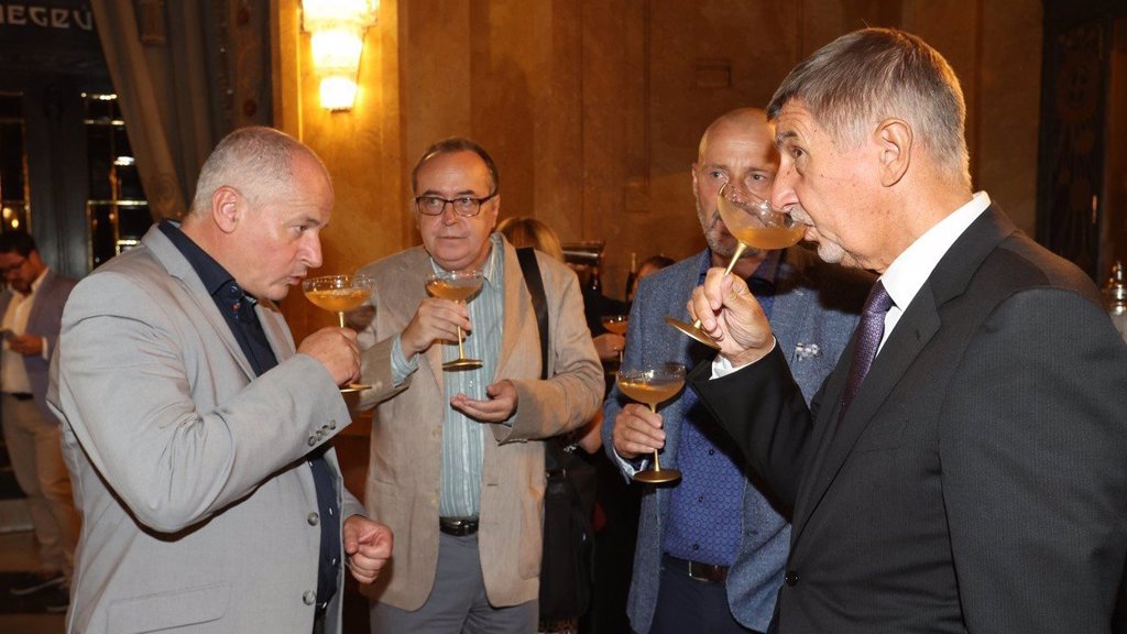 Roman Prymula se skvěle bavil na vernisáži: Tyto akce vrací národ k životu, říká – eXtra.cz