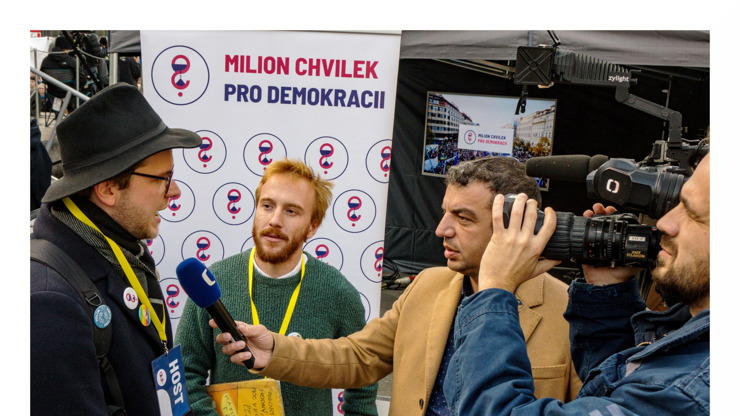 Galerie: Reportér ČT Richard Samko na sebe se ženou veřejně nakydali ...