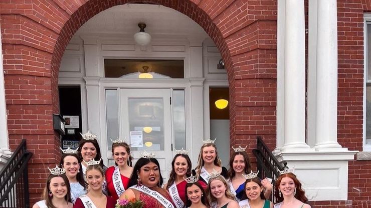 Galerie: Miss Greater Derry: Výhru si poprvé odnesla transgender ...