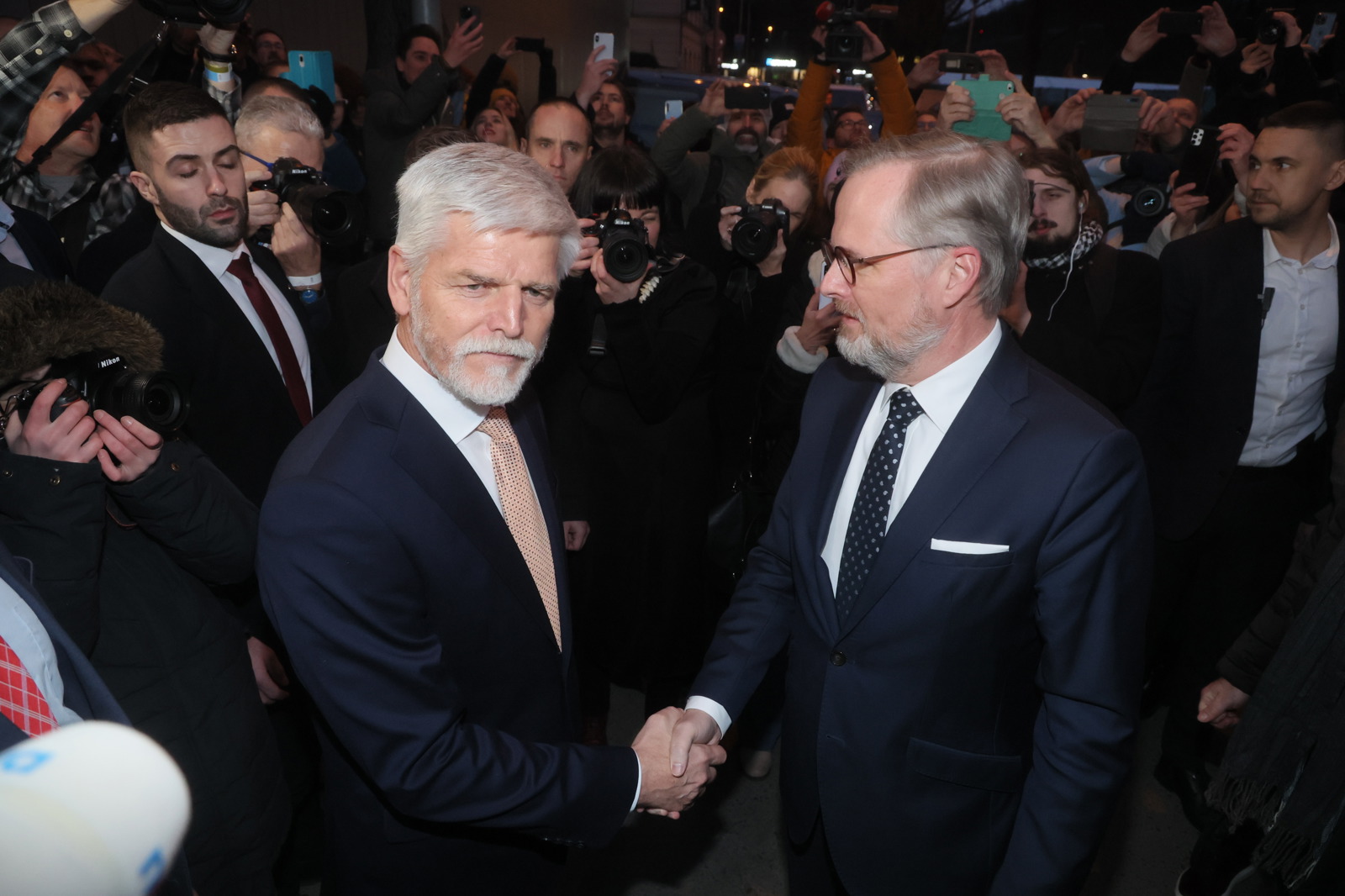 Galerie: GLOSA: Zeman se dočkal zastání. Klaus vyzval Pavla k větší ...