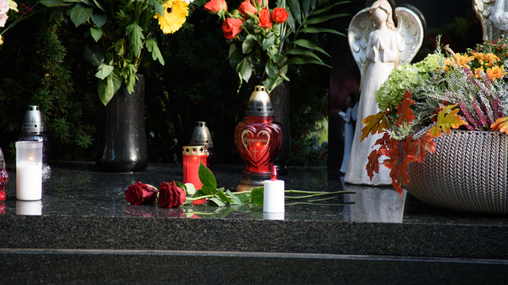 Galerie: Karel Gott: Mistrův hrob stráží andělé. Nechybí ani symbol ...