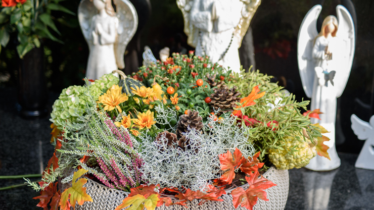 Galerie: Karel Gott: Mistrův hrob stráží andělé. Nechybí ani symbol ...