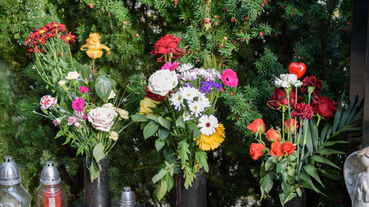 Galerie: Karel Gott: Mistrův hrob stráží andělé. Nechybí ani symbol ...