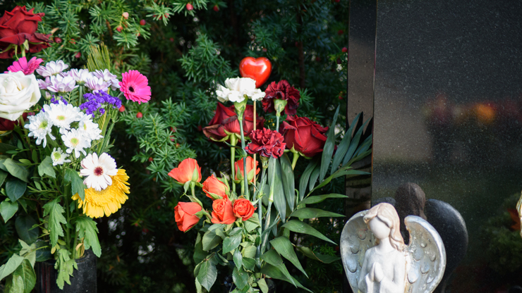 Galerie: Karel Gott: Mistrův hrob stráží andělé. Nechybí ani symbol ...