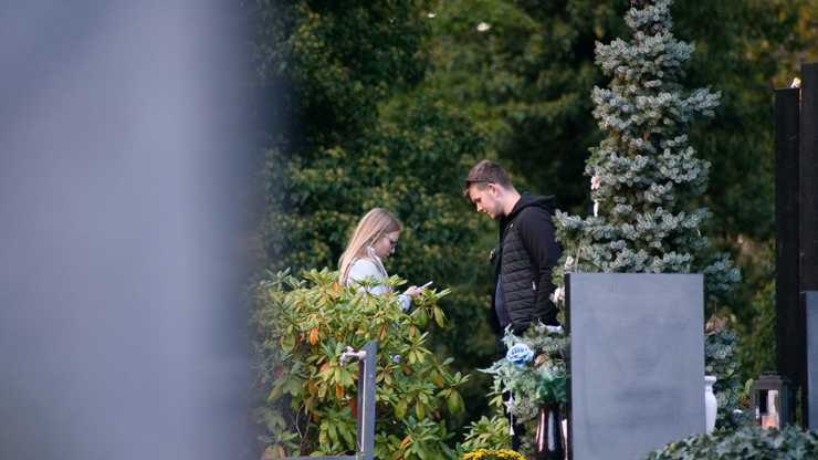 Galerie: Karel Gott: Mistrův hrob stráží andělé. Nechybí ani symbol ...