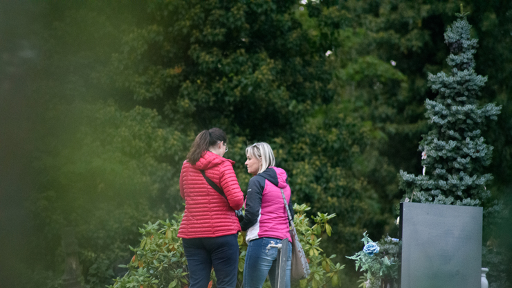 Galerie: Karel Gott: Mistrův hrob stráží andělé. Nechybí ani symbol ...