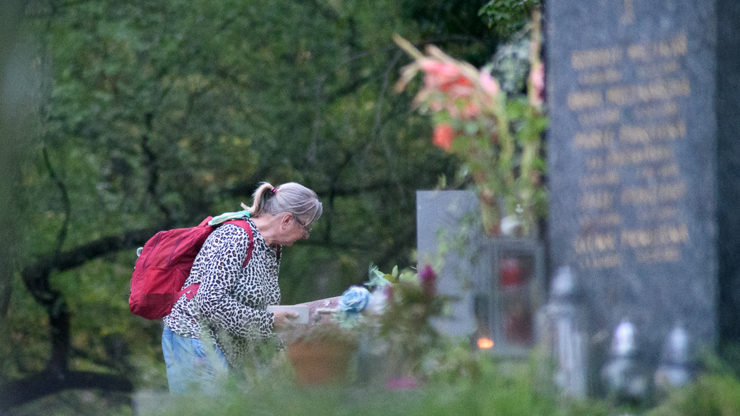 Galerie: Karel Gott: Mistrův hrob stráží andělé. Nechybí ani symbol ...