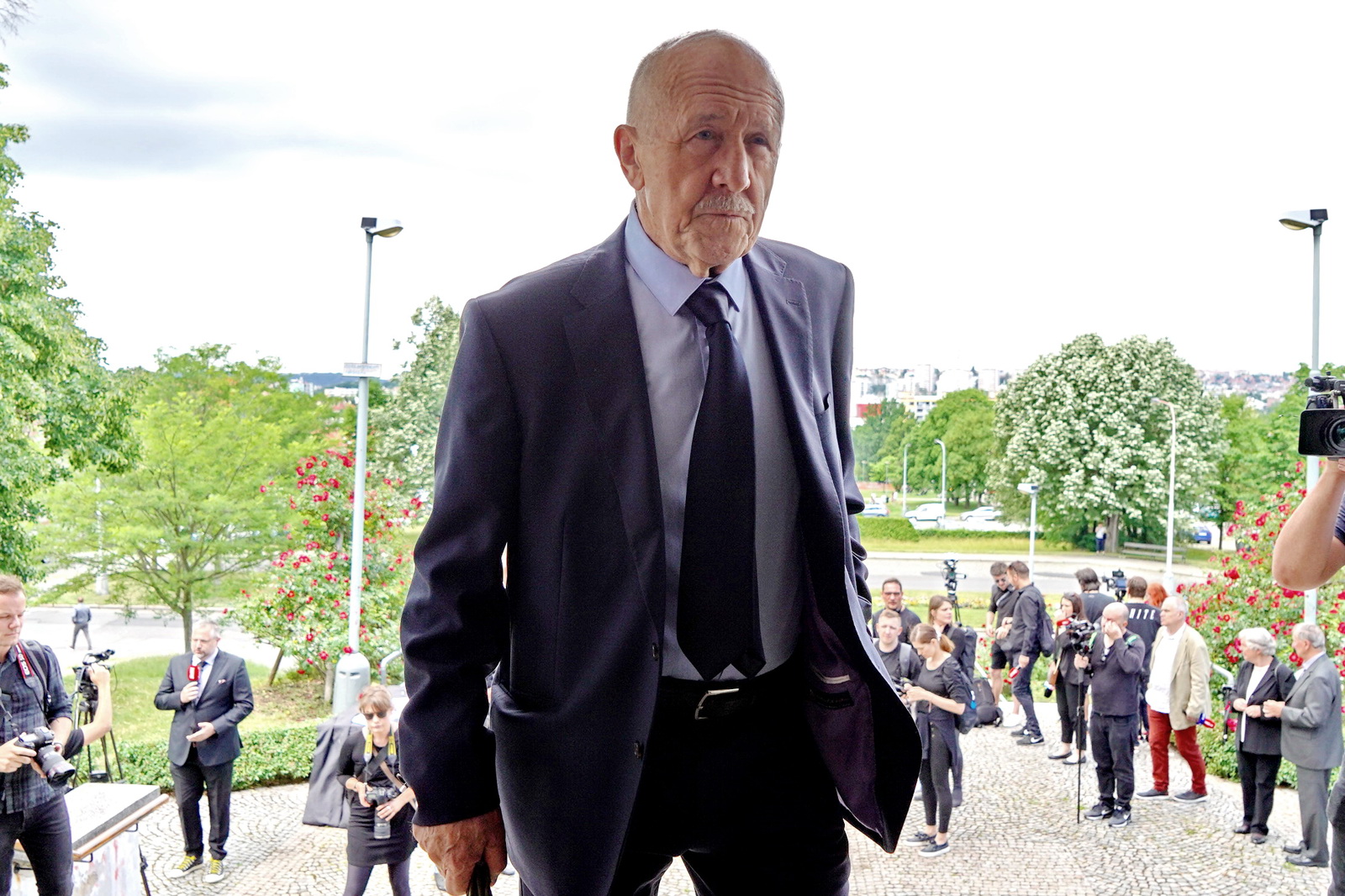 Galerie: Strach o Petra Nárožného: Kvůli úrazu nedorazil na oslavu ...