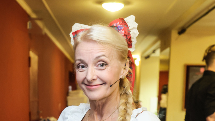 Galerie: Pavel Vítek oslavil 60: Veronika Žilková v kroji i nečekané zranění – fotka 24 – eXtra.cz