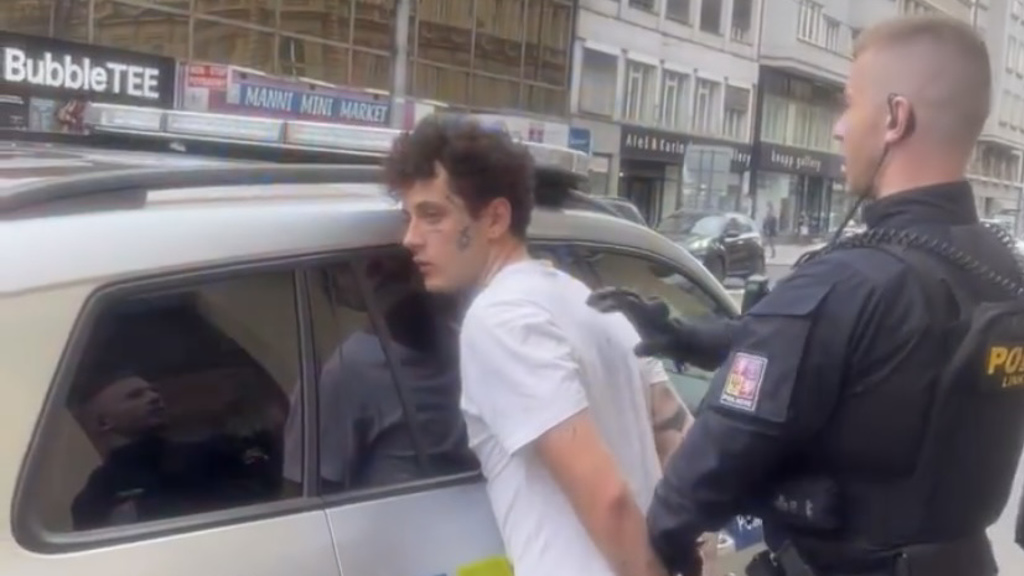 Rapper Sensey v poutech: Policie si pro interpreta přišla na hotel ...