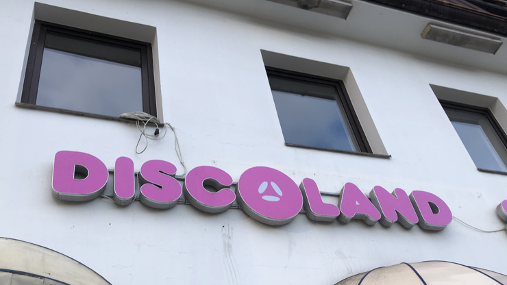 Galerie: Discoland Sylvie Ivana Jonáka: Ožil v Devadesátkách, teď padne ...