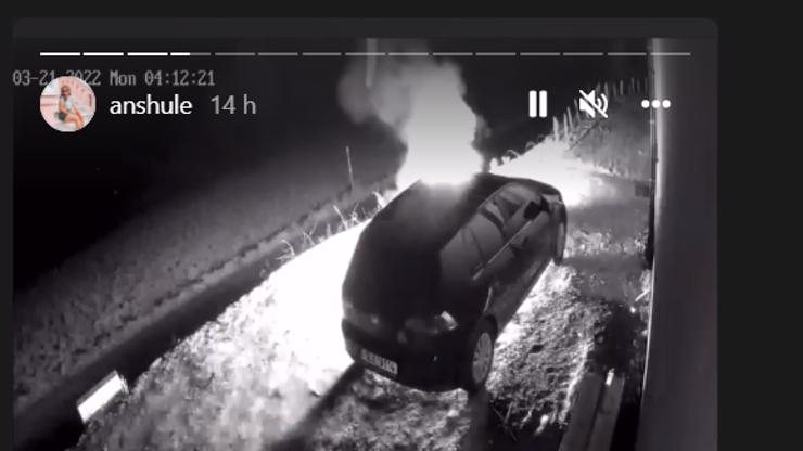 Galerie: Anna Simonian: Anshule zapálili auto od kterého chytnul i dům ...