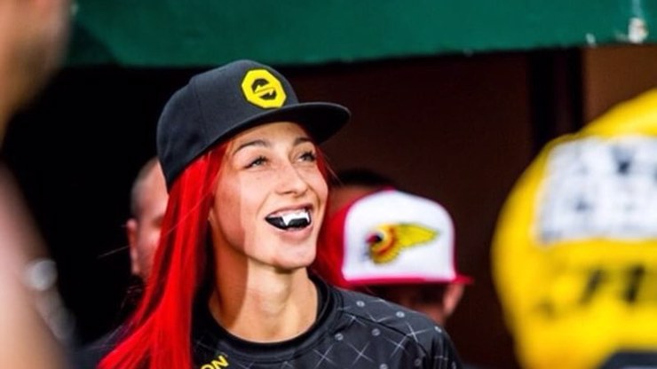 Galerie: Kateřina Kundosaki Klinderová: Kvůli zdraví se v kleci neukáže ...