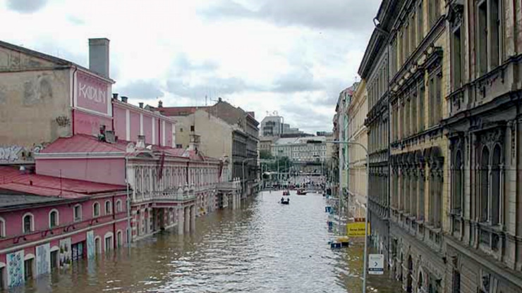 Galerie: Povodně 2002: Exkluzivní fotogalerie Karlína a Libně v ...