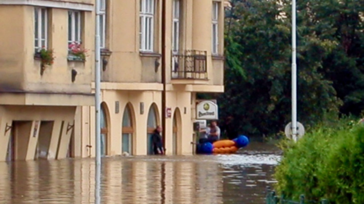 Galerie: Povodně 2002: Exkluzivní fotogalerie Karlína a Libně v ...