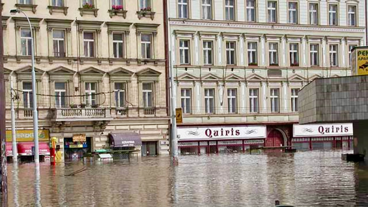 Galerie: Povodně 2002: Exkluzivní fotogalerie Karlína a Libně v ...