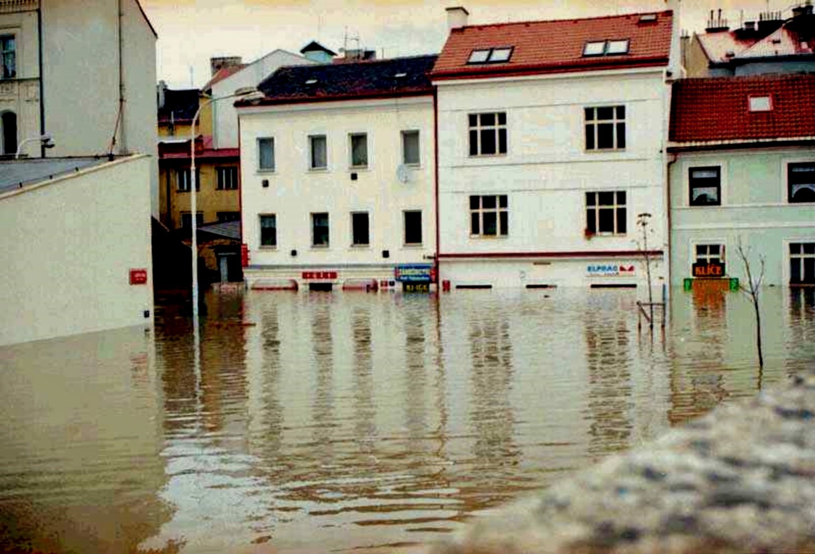 Galerie: Povodně 2002: Exkluzivní fotogalerie Karlína a Libně v ...
