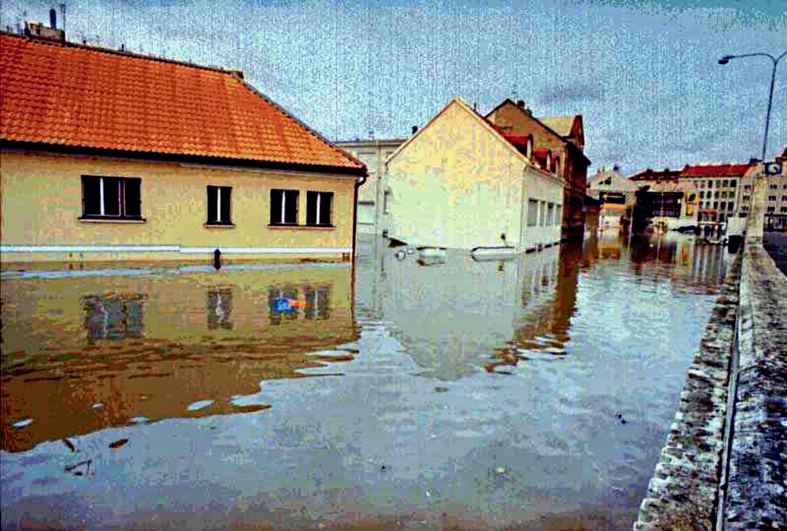 Galerie: Povodně 2002: Exkluzivní fotogalerie Karlína a Libně v ...