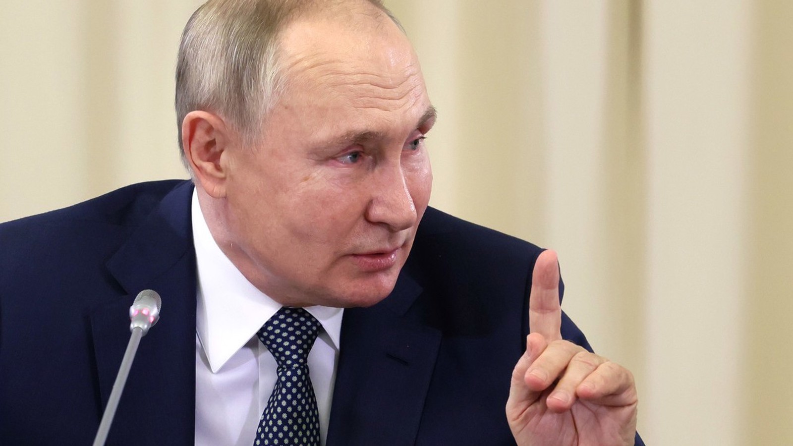 Vladimir Putin: Twitter se směje prezidentovi. Místo války řeší šišky