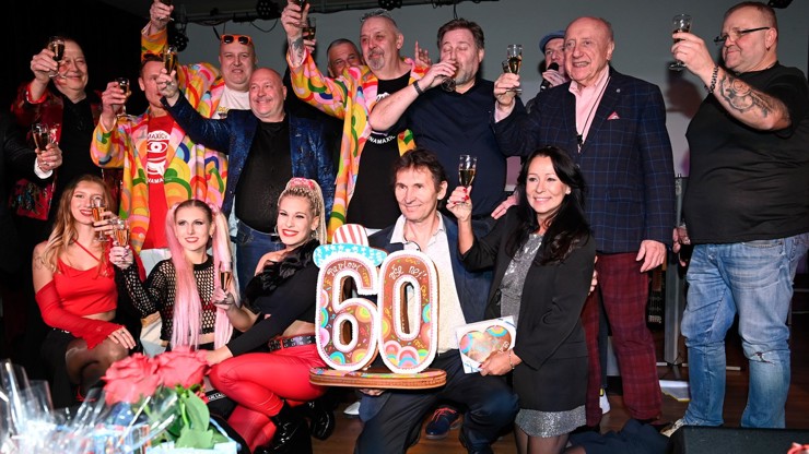 Galerie: Pavel Vohnout alias Kyklop: Oslavil 60. narozeniny, Heidi Janků mu zatančila – fotka 19 ...