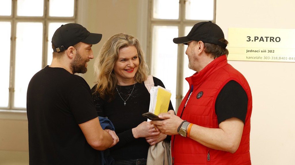 Jana Peterková u soudu: Její příznivci vtrhli do soudní síně, musela zasáhnout policie – eXtra.cz