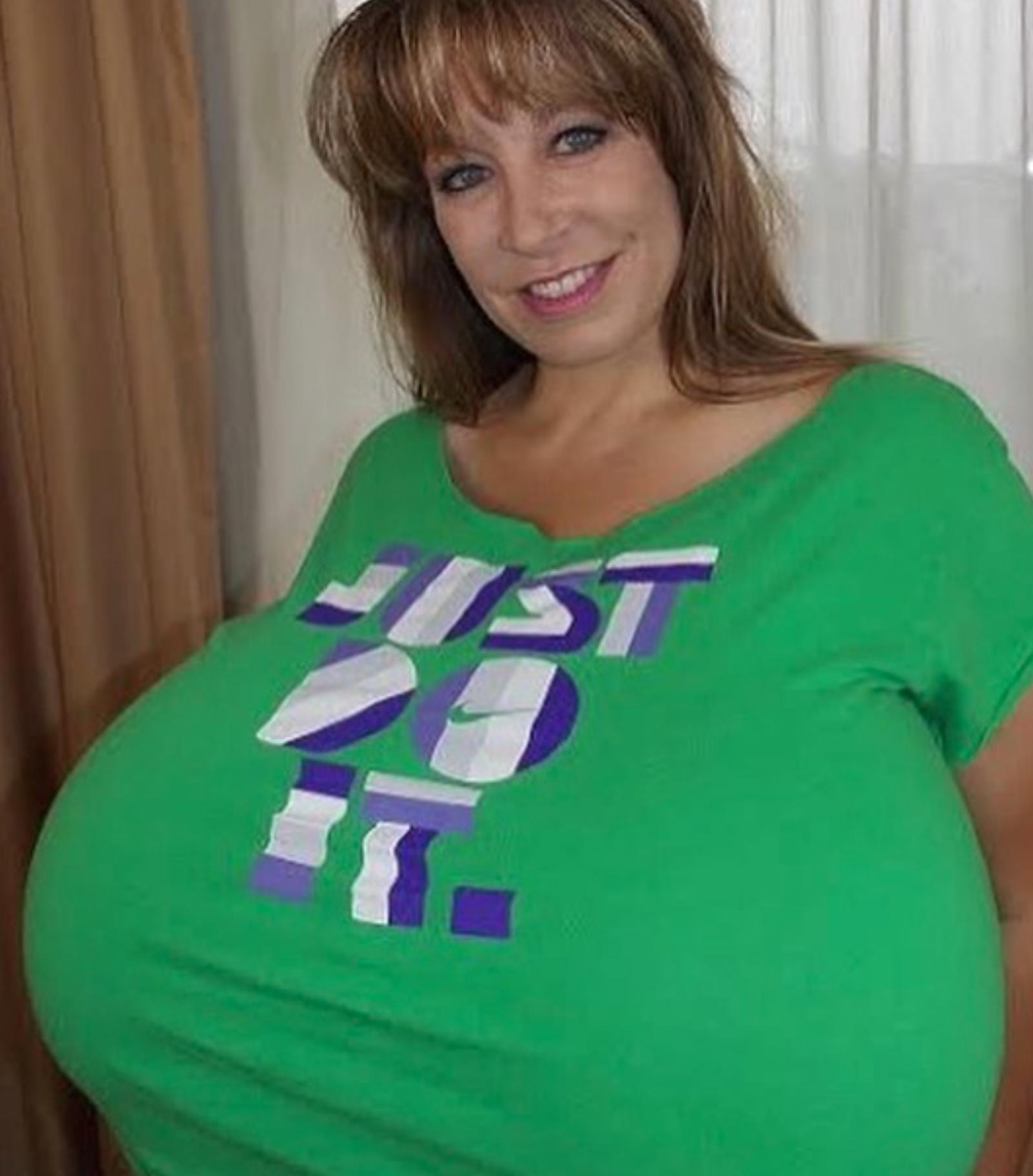 Galerie: Chelsea Charms: Její maxi prsa rostou díky speciální operaci ...