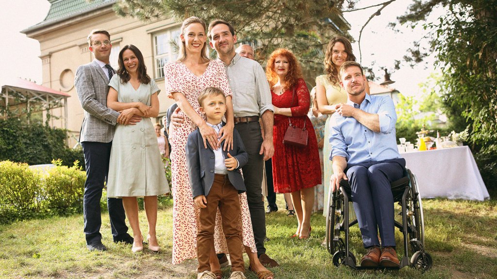 RECENZE: Srdce na dlani je příjemnou komedií, sráží jí ale vtipy jako z ...