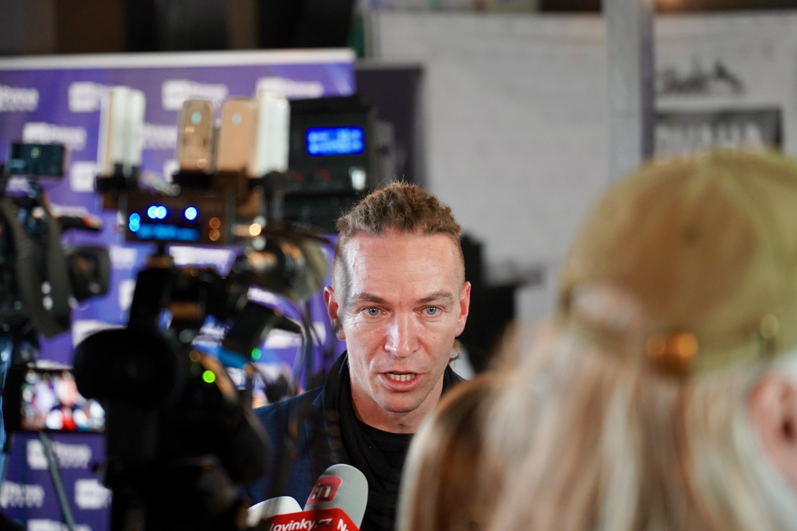 Galerie: Petr Fiala jako Zrádce a vysmátý Andrej Babiš. Vládní krize ...