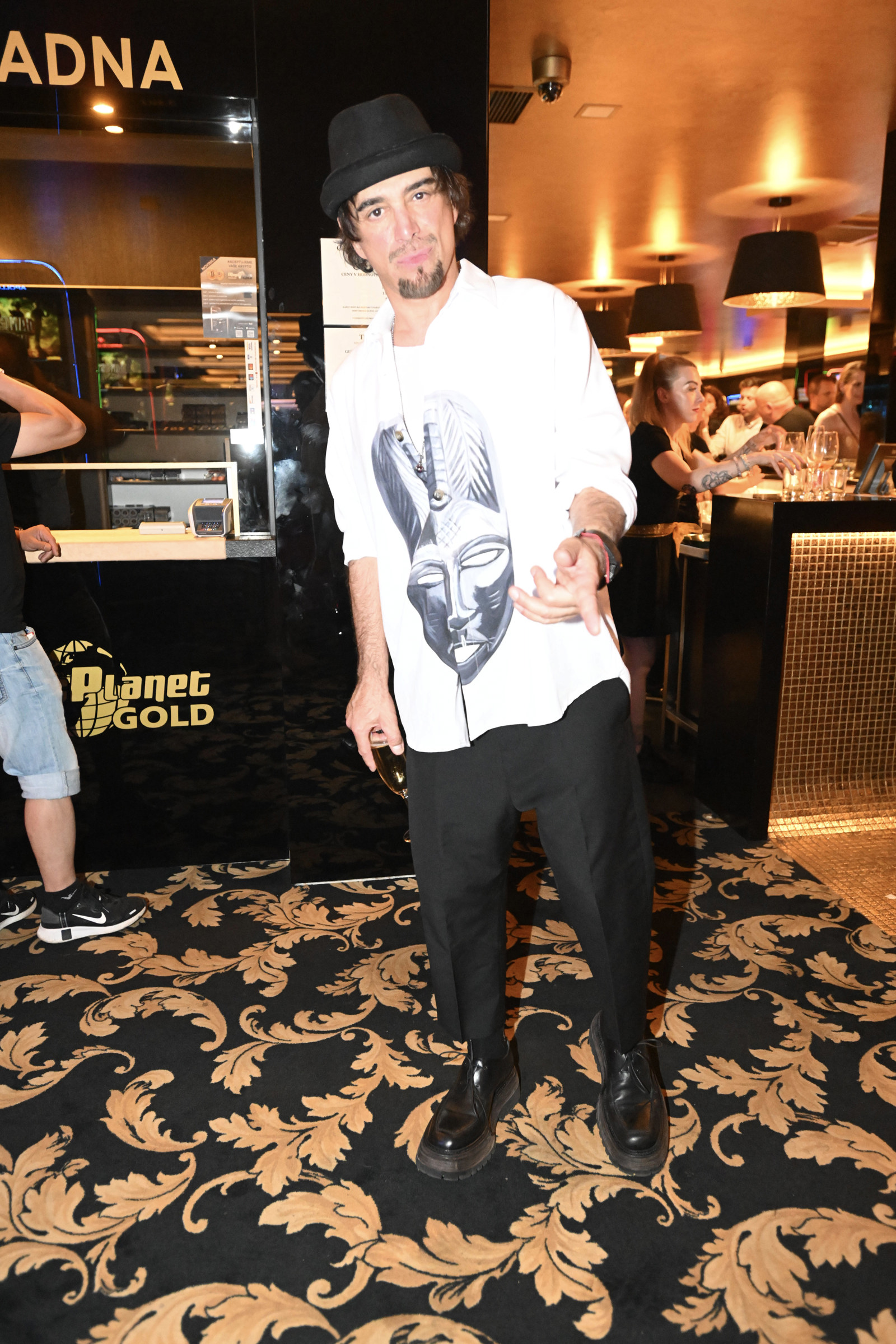 Galerie: Vítr v kapse: Sedmnáctiletý Sagvan Tofi přišel během natáčení ...