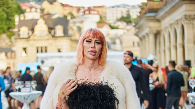 Galerie: Jan Šimša vystavil své obří silikony v krajkové podprsence ...