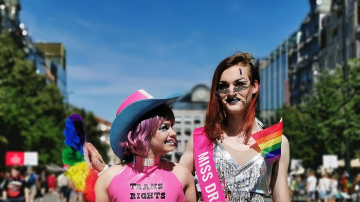 Galerie: Prague Pride 2023: Nechybělo mnoho ujetých i odvážných kostýmů ...