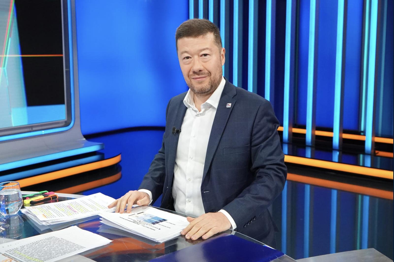 Galerie: Rozhazovačný Tomio Okamura: Do Takešiho hradu si nechal ...