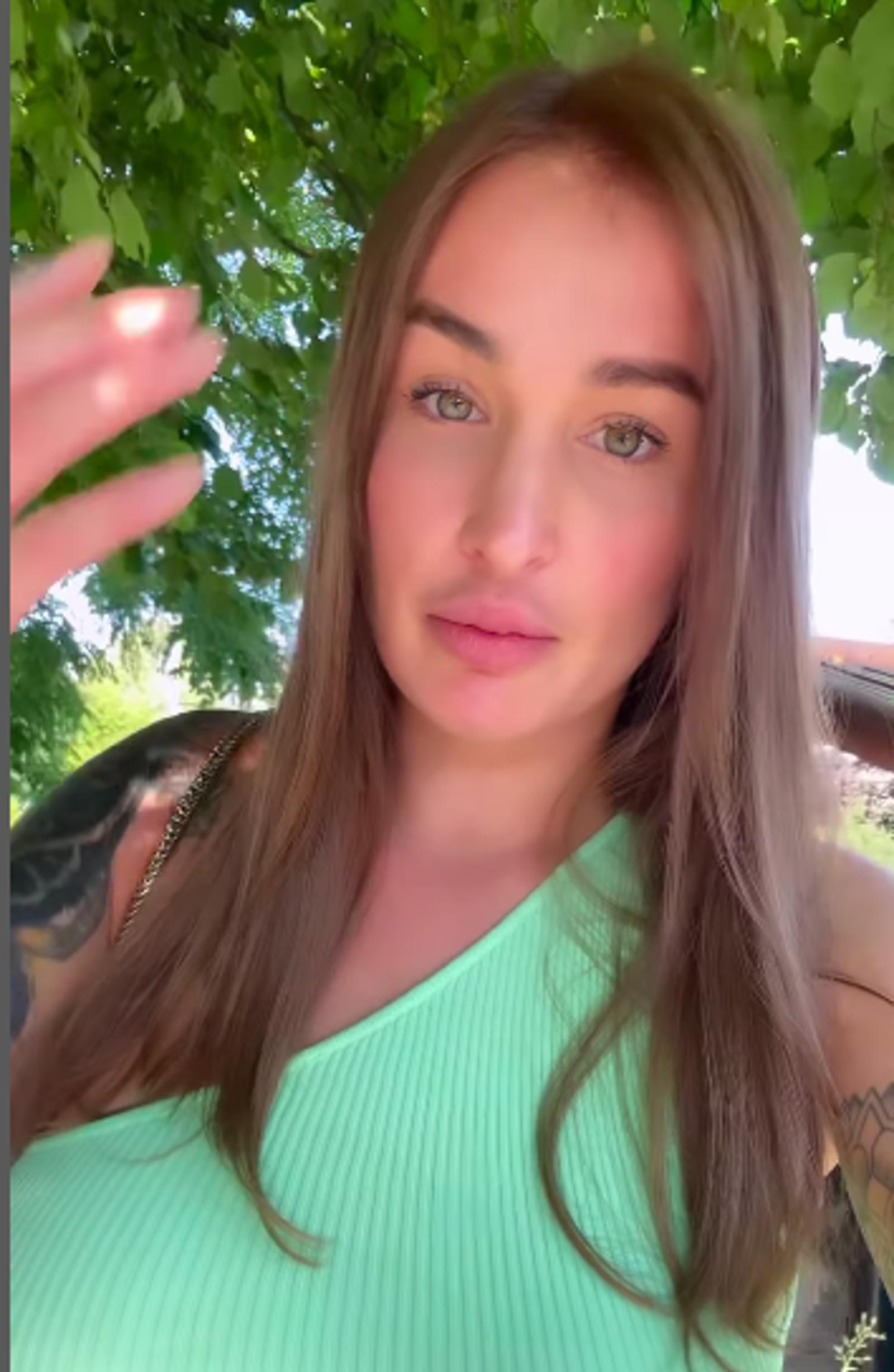 Galerie: Daisy Lee bojuje v Ekvádoru s parazity: Mám pod kůží žížalu ...