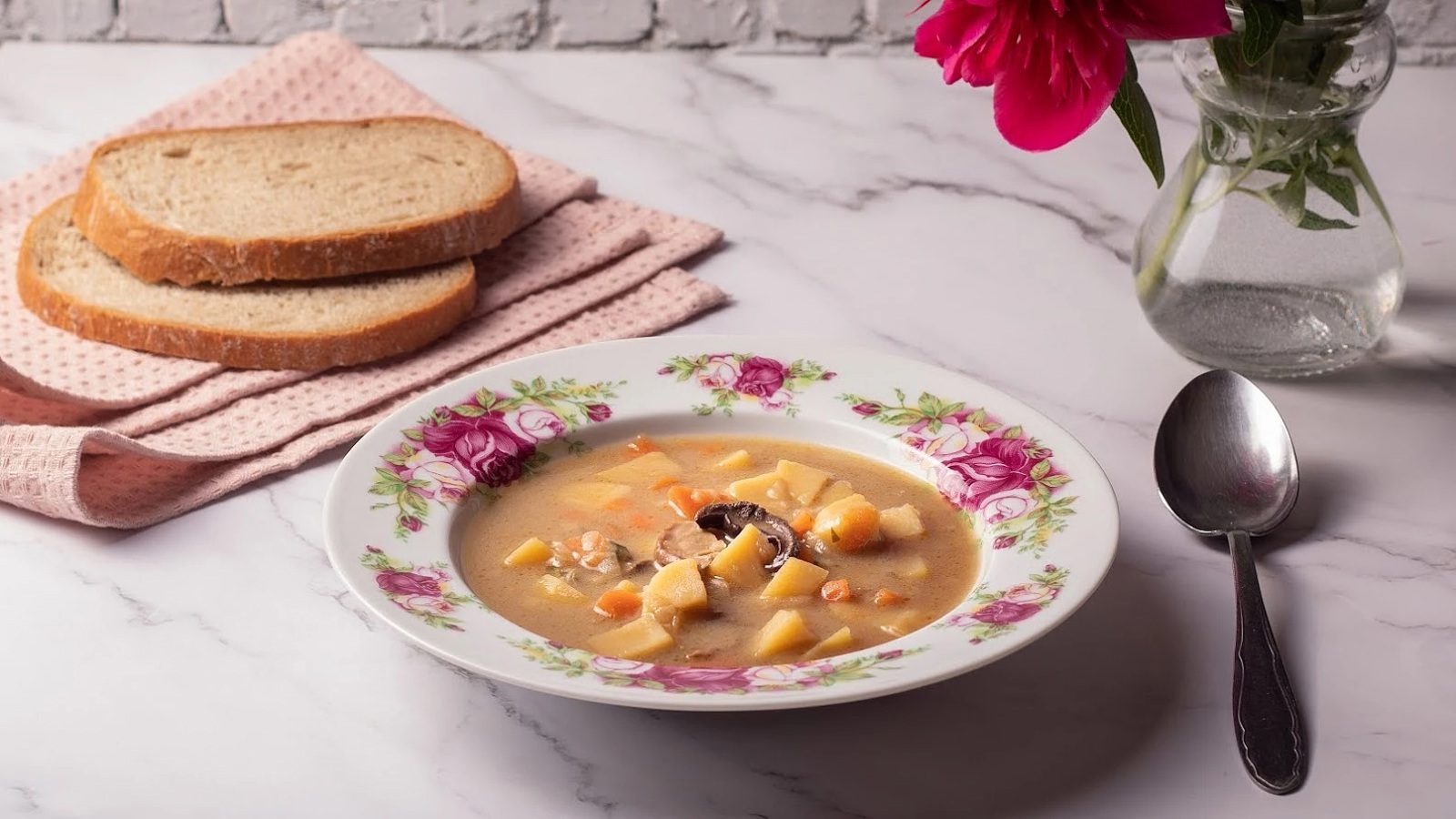 Babiččina bramboračka: Klasický recept s houbami a kořenovou zeleninou