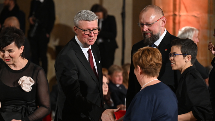 Galerie: Eva Holubová vyrazila na předávání státních vyznamenání v ...