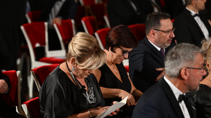 Galerie: Eva Holubová vyrazila na předávání státních vyznamenání v ...