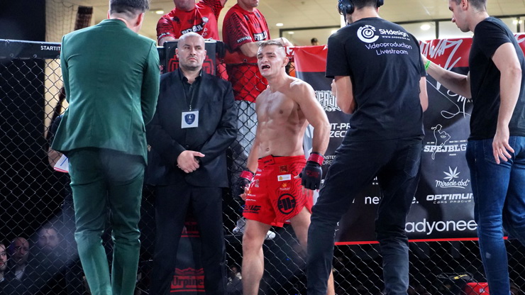 Galerie: Tadeáš Růžička vyhrožoval obsluze fastfoodu zmlácením, pak se ...