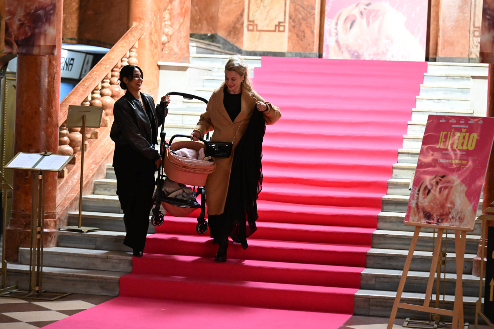 Galerie: PremiéraJejí tělo: Hlavní hrdinka Natalia Germani dorazila s ...