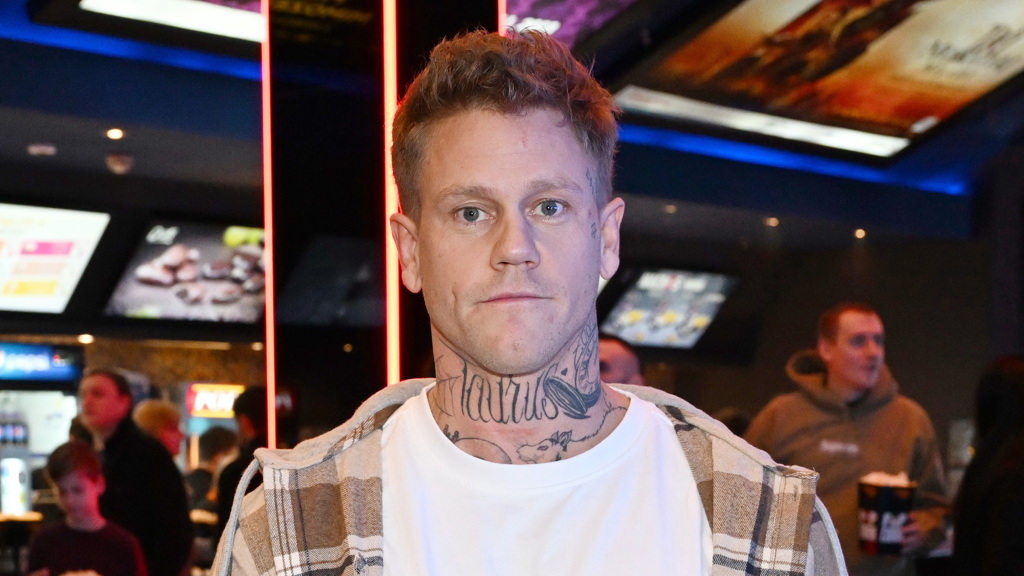 Adam Raiter si naběhl: Za radikální názor na zbraně schytává drsnou ...