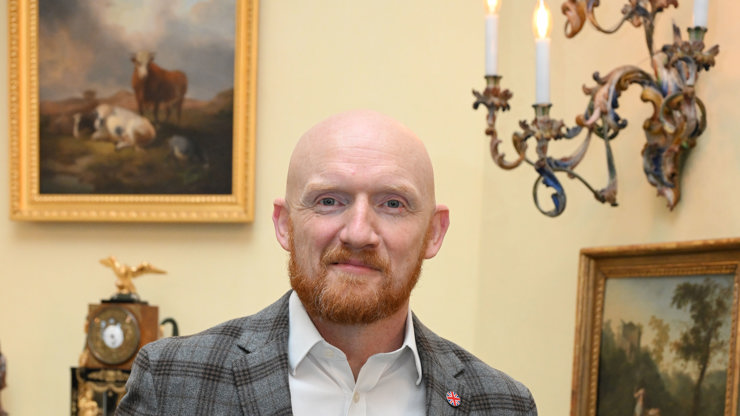 Galerie: Britský velvyslanec v ČR Matt Field s rodinou: Oslaví první ...