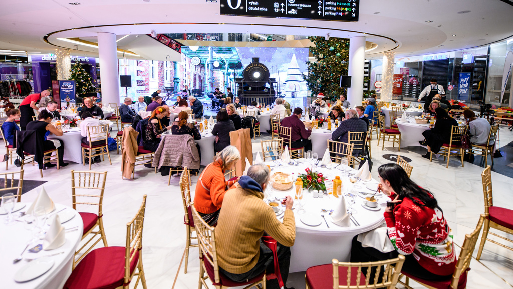 Šestý ročník Štědrého večera na Chodově: osamělí lidé oslaví Vánoce ve ...