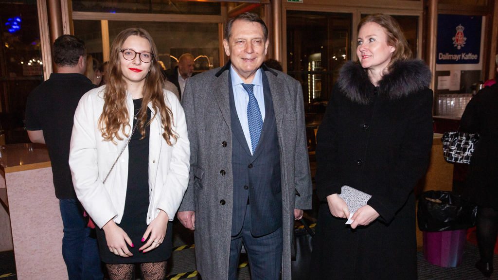 Pohublý Jiří Paroubek na premiéře Bídníků: Vzal s sebou dceru a třetí manželku – eXtra.cz