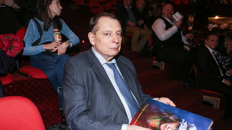 Galerie: Pohublý Jiří Paroubek na premiéře Bídníků: Vzal s sebou dceru ...