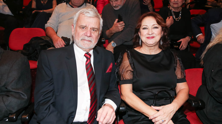 Galerie: Pohublý Jiří Paroubek na premiéře Bídníků: Vzal s sebou dceru ...