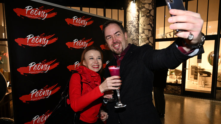 Galerie: Lia Kees ukázala silikony, Lenka Dragounová zase své dlouhé ...