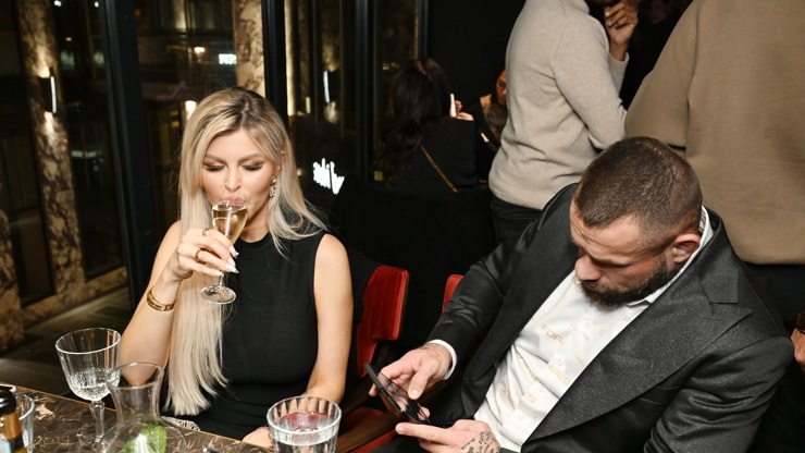 Galerie: Lia Kees ukázala silikony, Lenka Dragounová zase své dlouhé ...