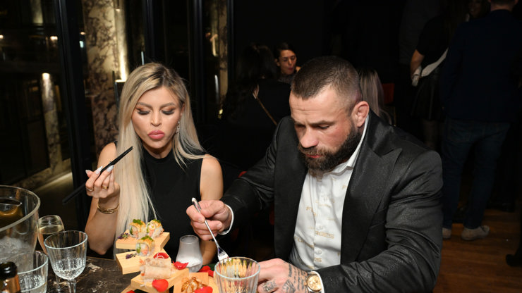 Galerie: Lia Kees ukázala silikony, Lenka Dragounová zase své dlouhé ...